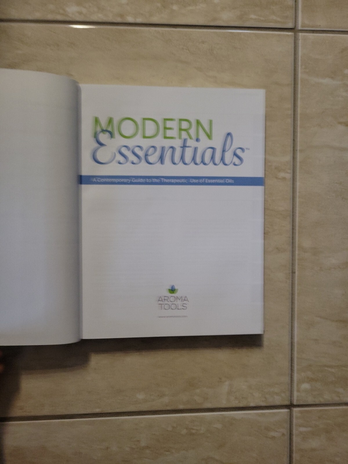 Modern Essentials 10th Edition, Essential Oil Reference Book featuring ...