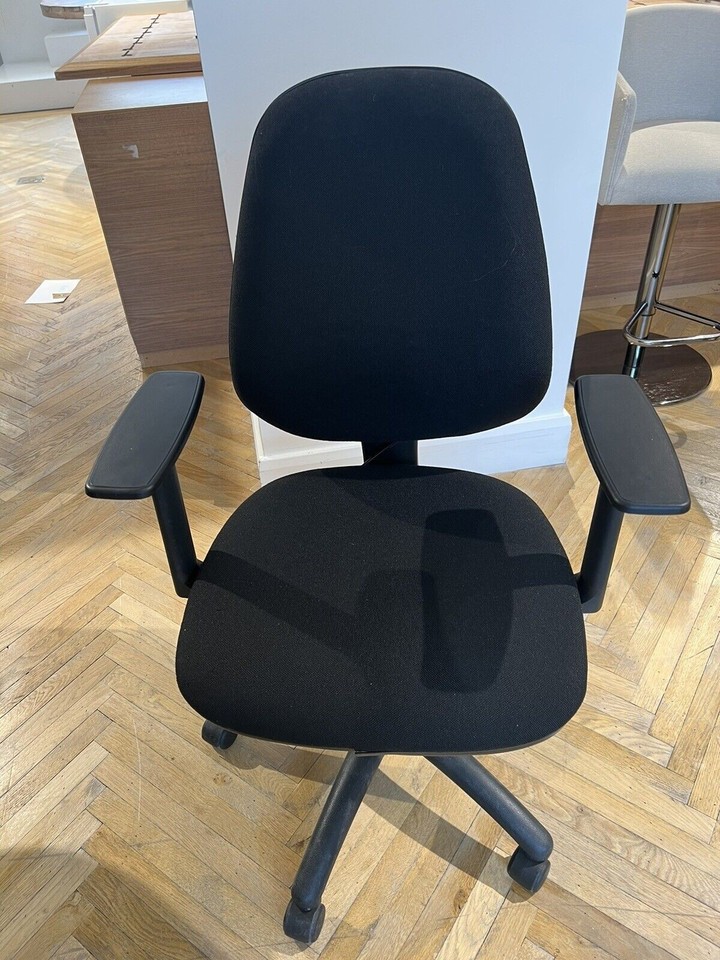 SPECIAL PRICE - 8 - SENATOR JIGSAW DESKS - MAPLE / PEDESTALS ARE SILVER ...