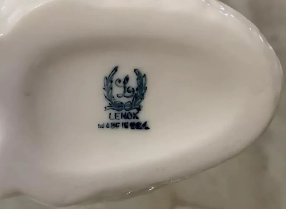 Lenox Antique Ivory Porcelain Wings-up Closed Tail Paddlefoot 5” Swan ...