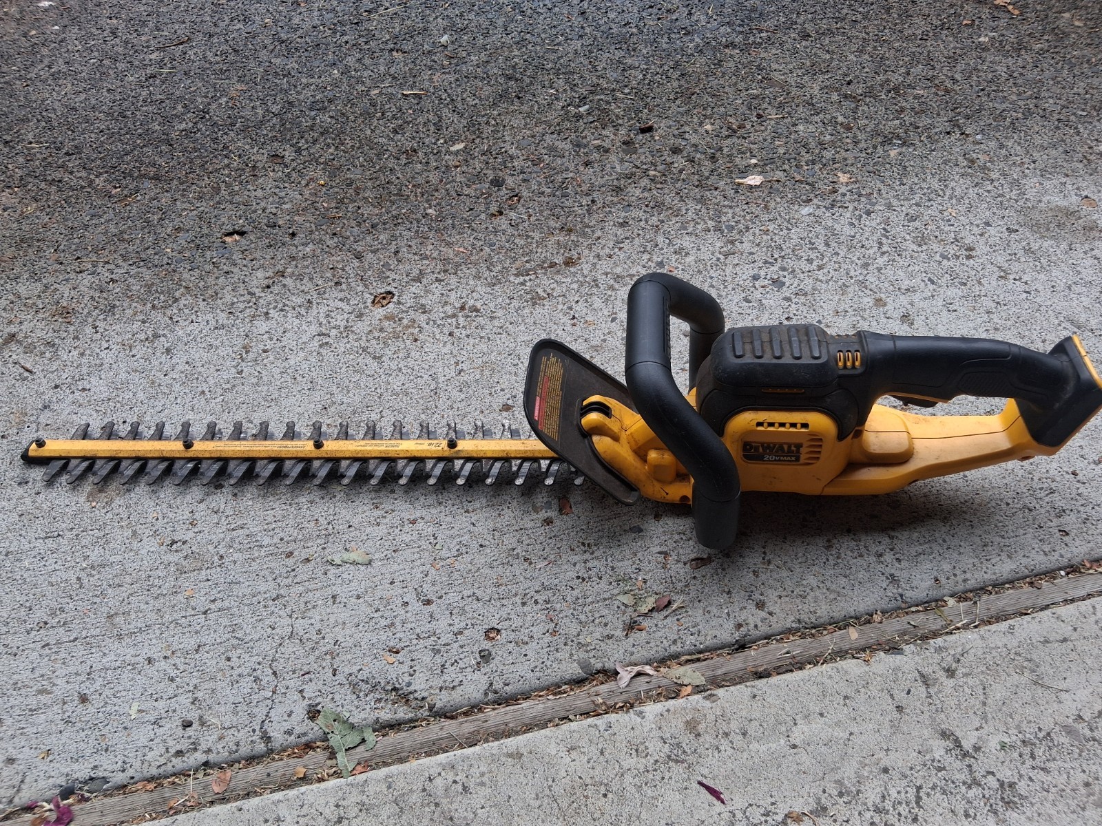 Dewalt DCHT820 20V MAX 22" Cordless Battery Powered Hedge Trimmer ...