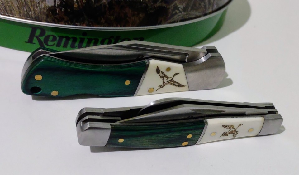 LOT 2 REMINGTON GREEN KNIVES HUNTING POCKET KNIFE SET W/ DISPLAY OVAL ...