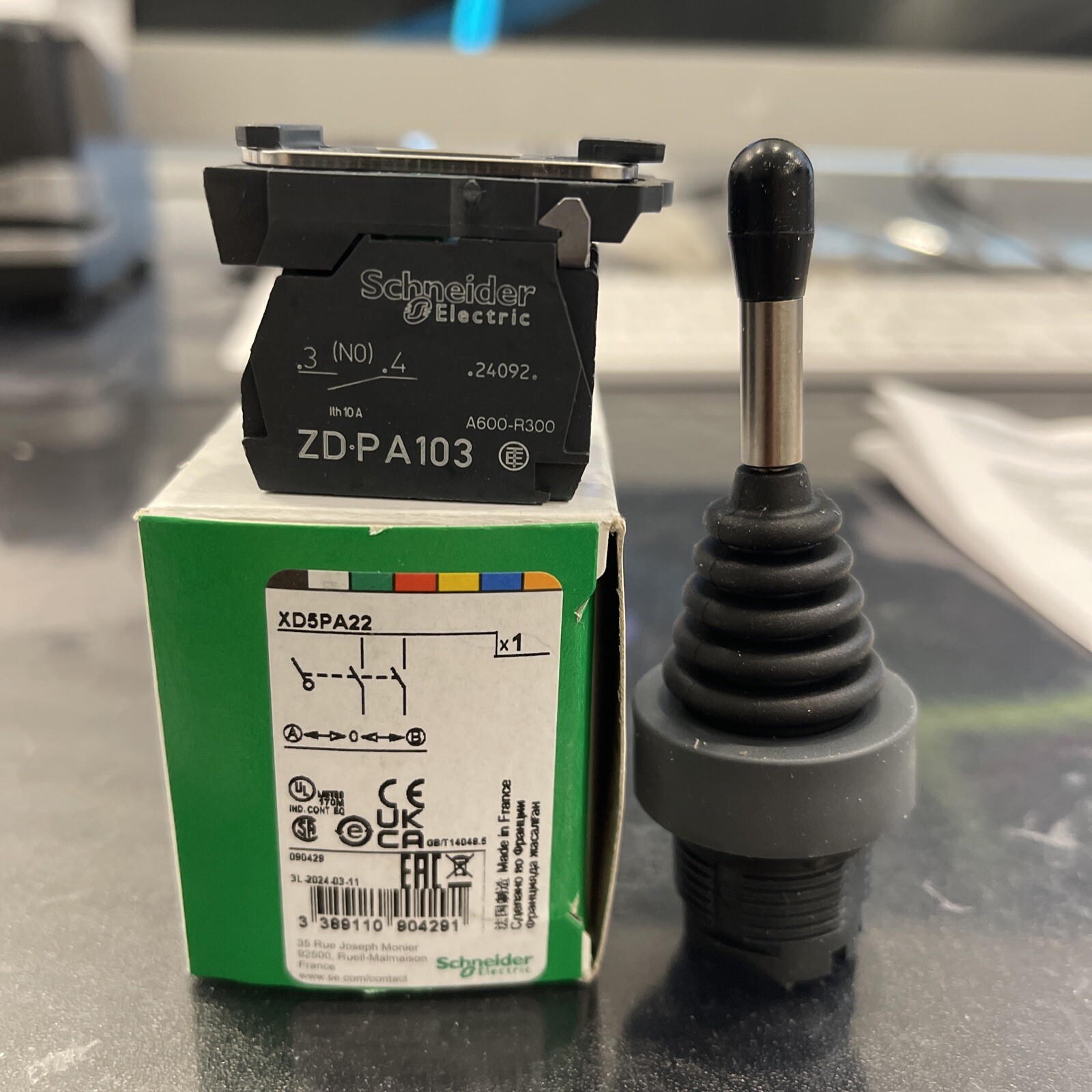 JOYSTICK ORGINAL SCHNEIDER. XD5PA22. 2 Position. Spring Return (NOT ...