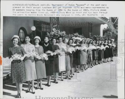 1958 Press Photo Trudy Wood, Hallie Woods with Former Rose Bowl Queens ...