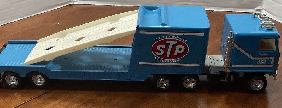 ERTL STP Richard Petty Semi-truck Hauler And Trailer W/ Figurine | eBay