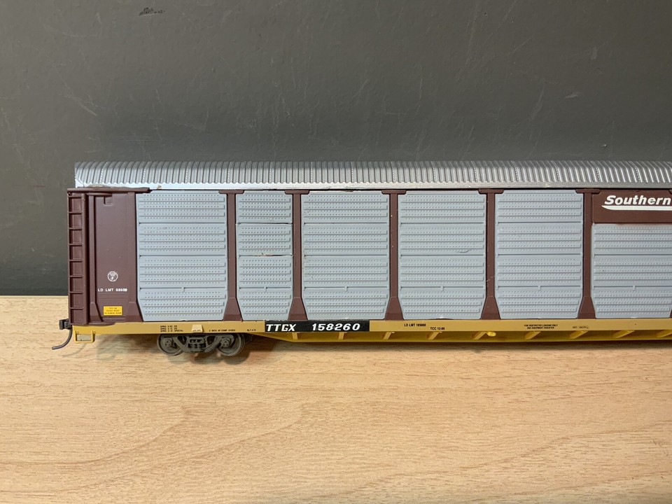 Walthers Ho Scale Southern Pacific 89’ Enclosed Autorack TTGX #158260 ...