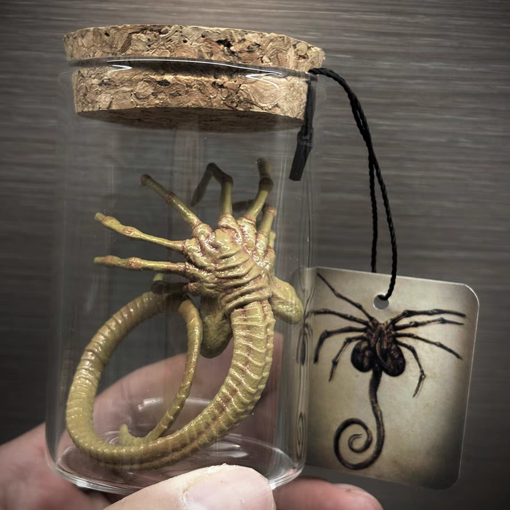 Alien vs. Predator Facehugger Mini Model Painted Display B Version IN ...