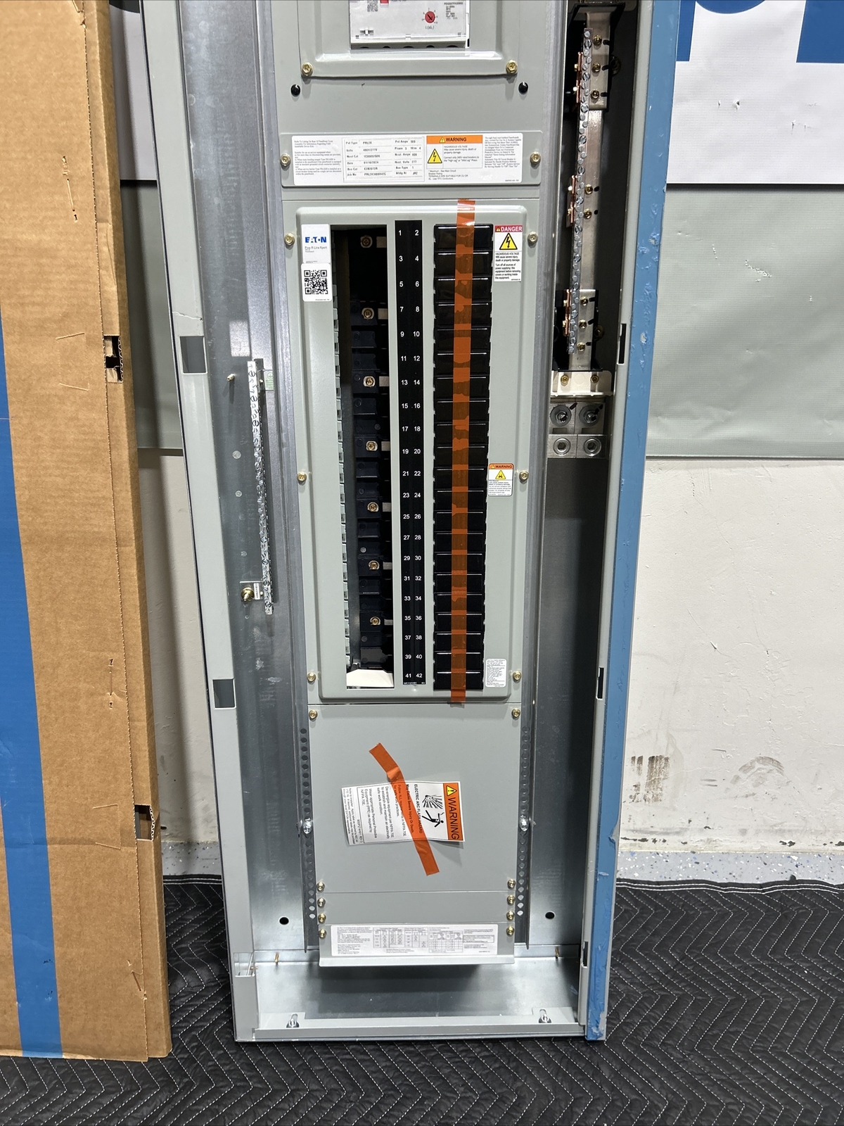 600 amp Panelboard main breaker 600 Amp Eaton 42 Space 3PH 4WIRE COPPER ...