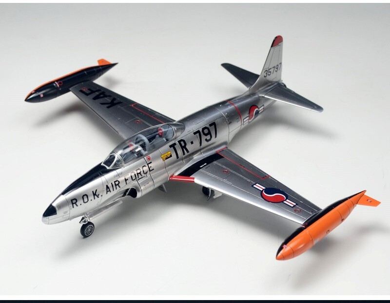 Wolfpack 1/72 T-33A Shooting Star USAF Subsonic Jet Trainer Model Kit ...