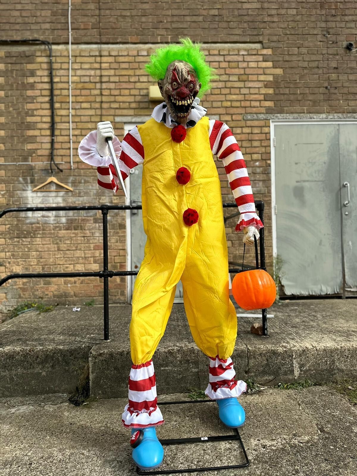 Clown Animatronics Standing Decoration Halloween Scary Standing Moving ...
