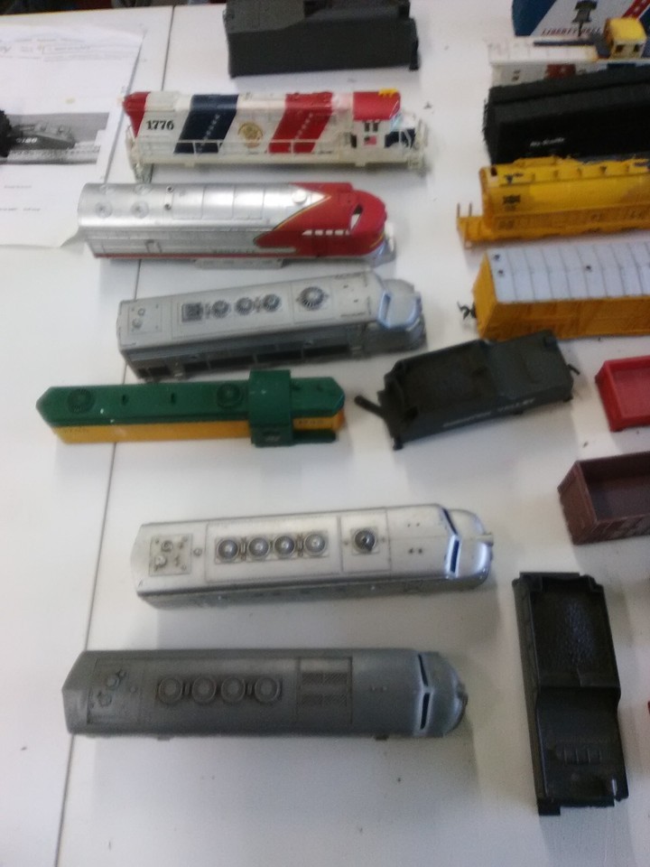 HO SCALE 26pc lot Asst'd Train Shells Engines and Cars some w/wheels ...
