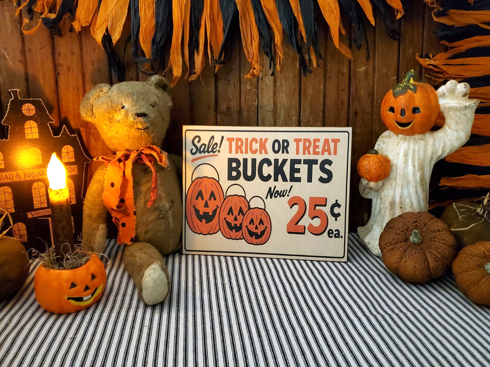 RETRO VINTAGE OLD MODERN STYLE HALLOWEEN TRICK TREAT 25 CENT BUCKETS ...