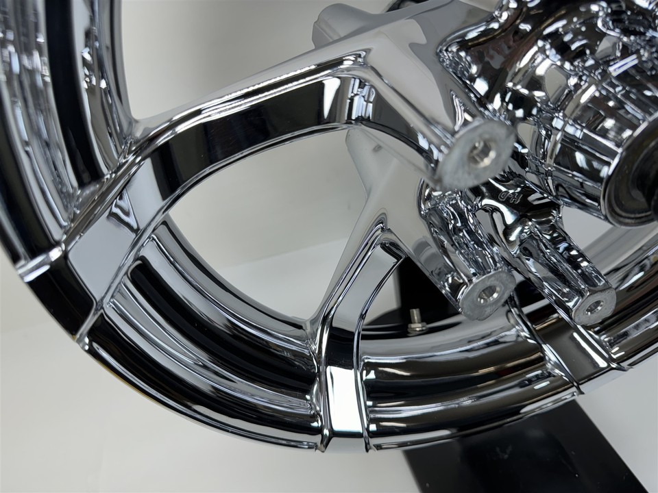 Harley-Davidson 2011 Road Glide CVO Wheels Agitator Chrome F 18x3.5 R ...
