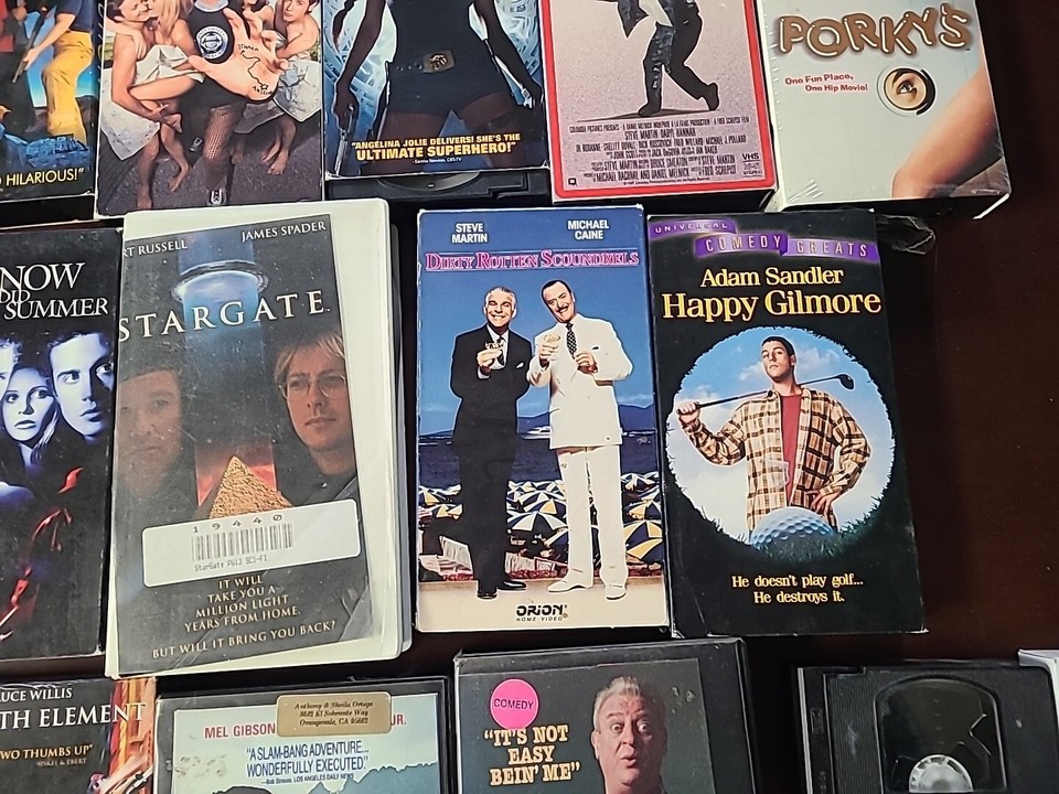 VHS Lot 20 Tapes Blade Runner, Tomb Raider, Willow, Roxanne, Happy ...
