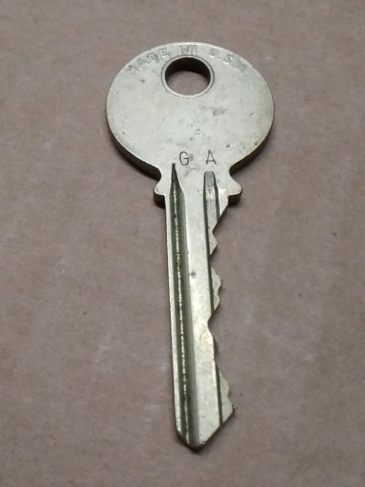 YALE & TOWNE # 224053 GA House Trunk Padlock Lock Key USA Antique | eBay