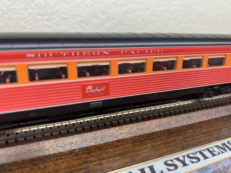 SOUTHERN PACIFIC - DAYLIGHT PASSENGER COACH w/INTERIOR LEDs - MTH HO ...