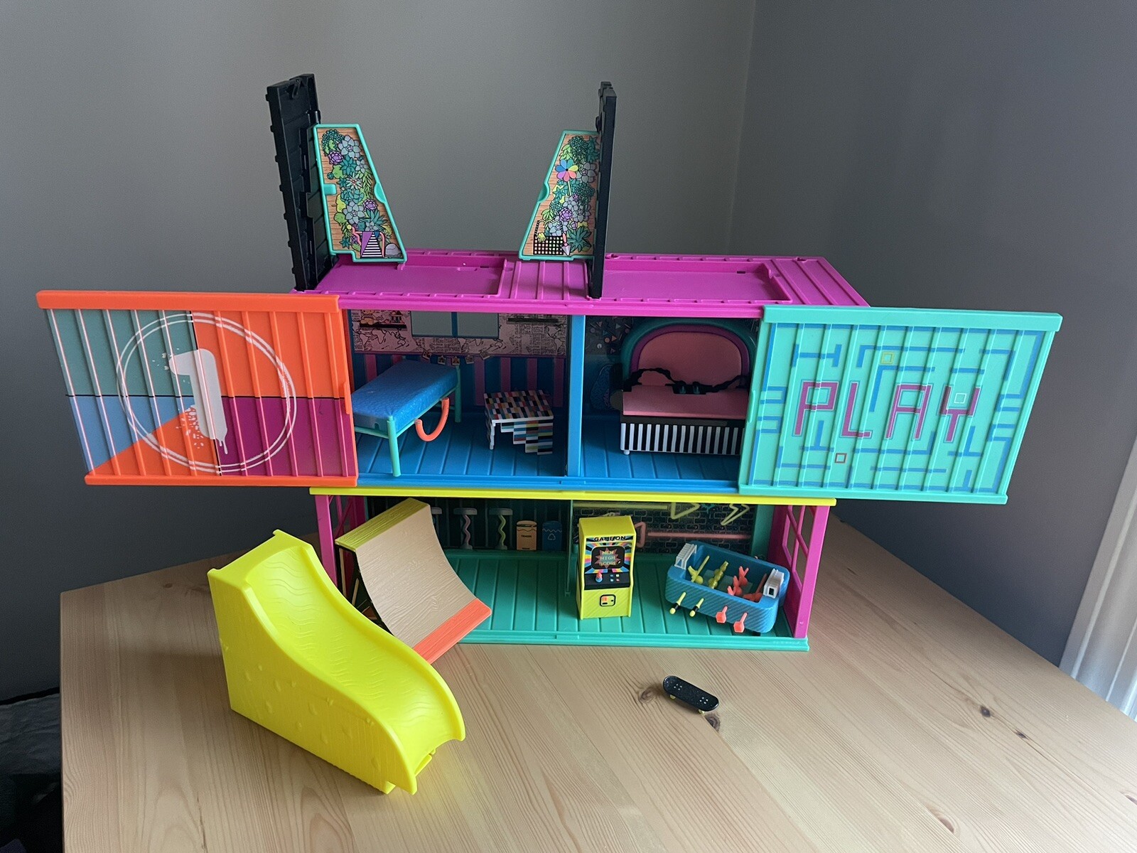 LOL Surprise Clubhouse With 2 Dolls 7 Hangout Areas 40 Surprises for ...