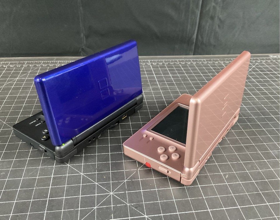 Lot of 2 Nintendo DS Lite Consoles BUNDLE - 10 Games & 2 Chargers *READ ...