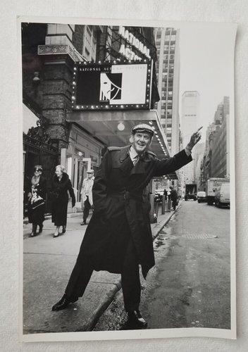 Press Photo of Tony Randall Hailing Cab 1991 National Actors Theatre ...