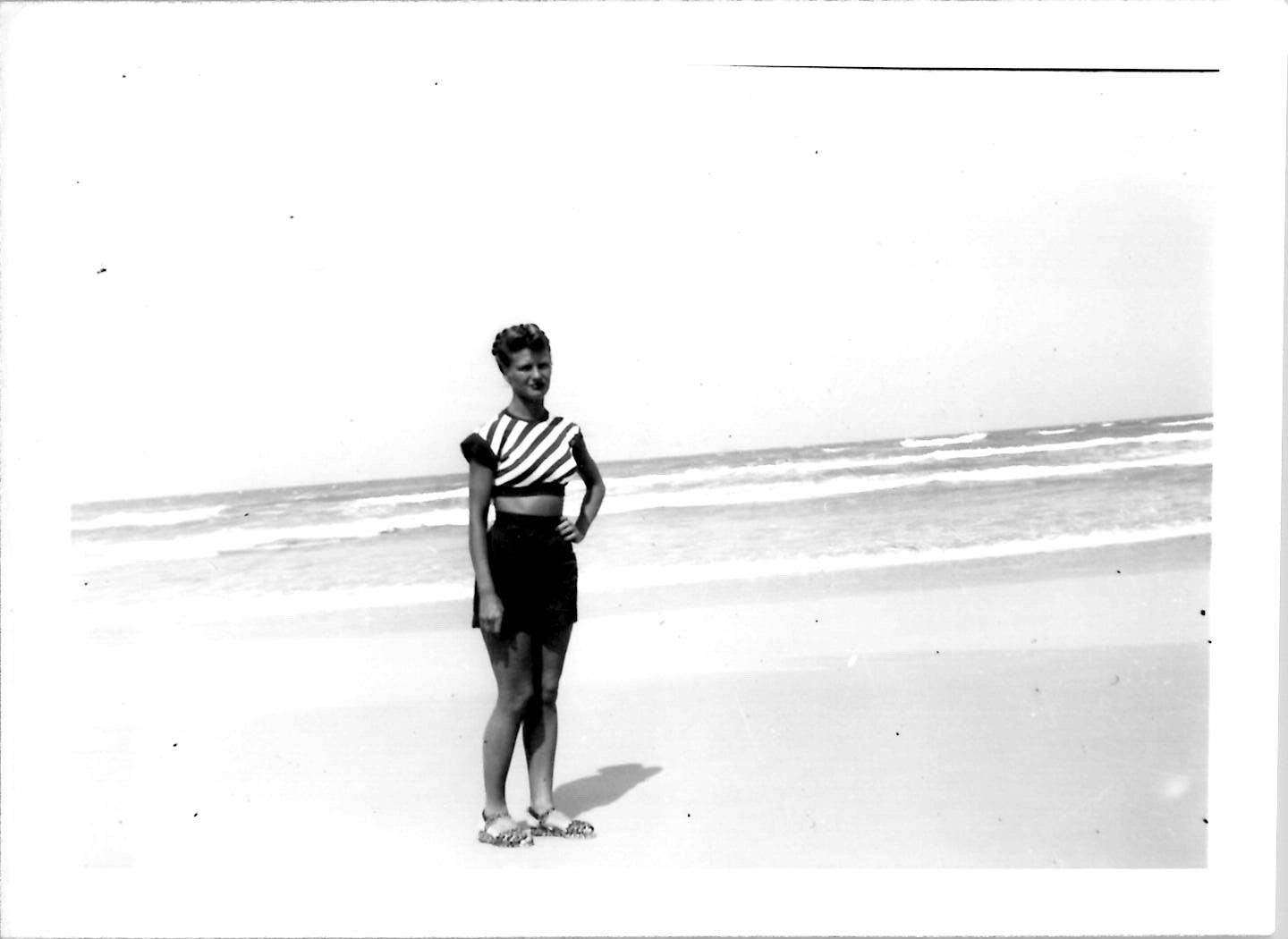 FIT YOUNG WOMAN IN CROP TOP w LONG LEGS AT THE BEACH ~ 1940s VINTAGE ...
