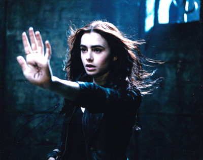 LILY COLLINS signed Autogramm 20x25cm MORTAL INSTRUMENTS in Person ...