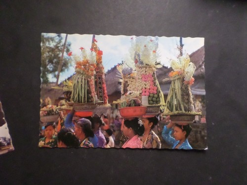 CP CARTE POSTALE INDONESIE BALI CARRYING COLOURFUL TO THE TEMPLE POST ...