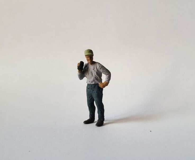 Arttista #1552 - Brakeman with Radio - O Scale Figure - Model Trains ...