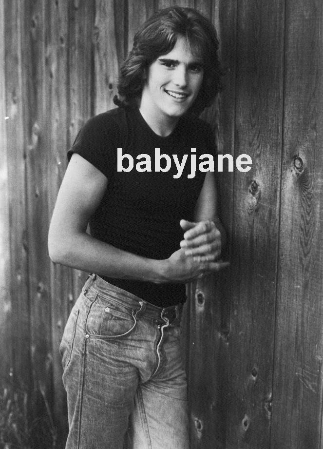 009 MATT DILLON YOUNG WEARING T-SHIRT AND JEANS PHOTO | eBay