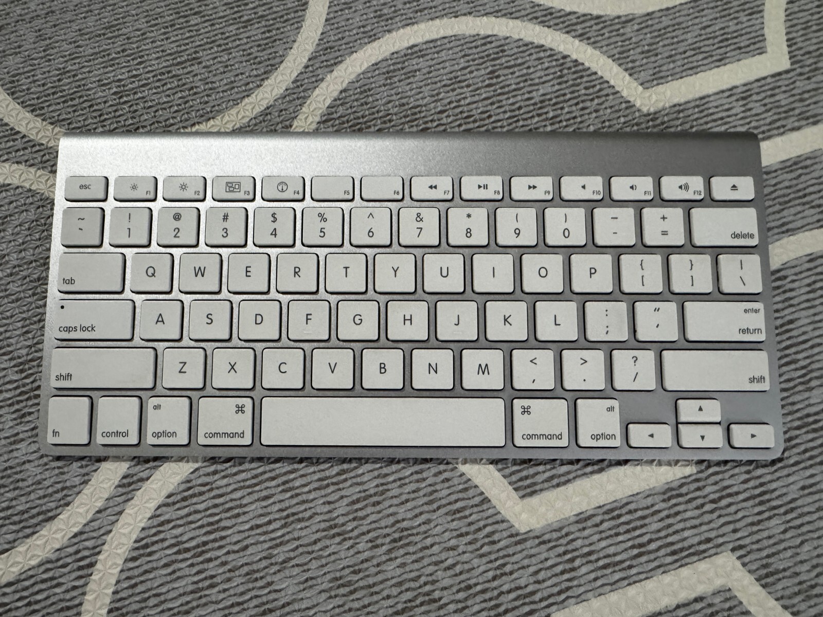 Apple Magic Keyboard - US English. White/Silver Aluminum Bluetooth | eBay