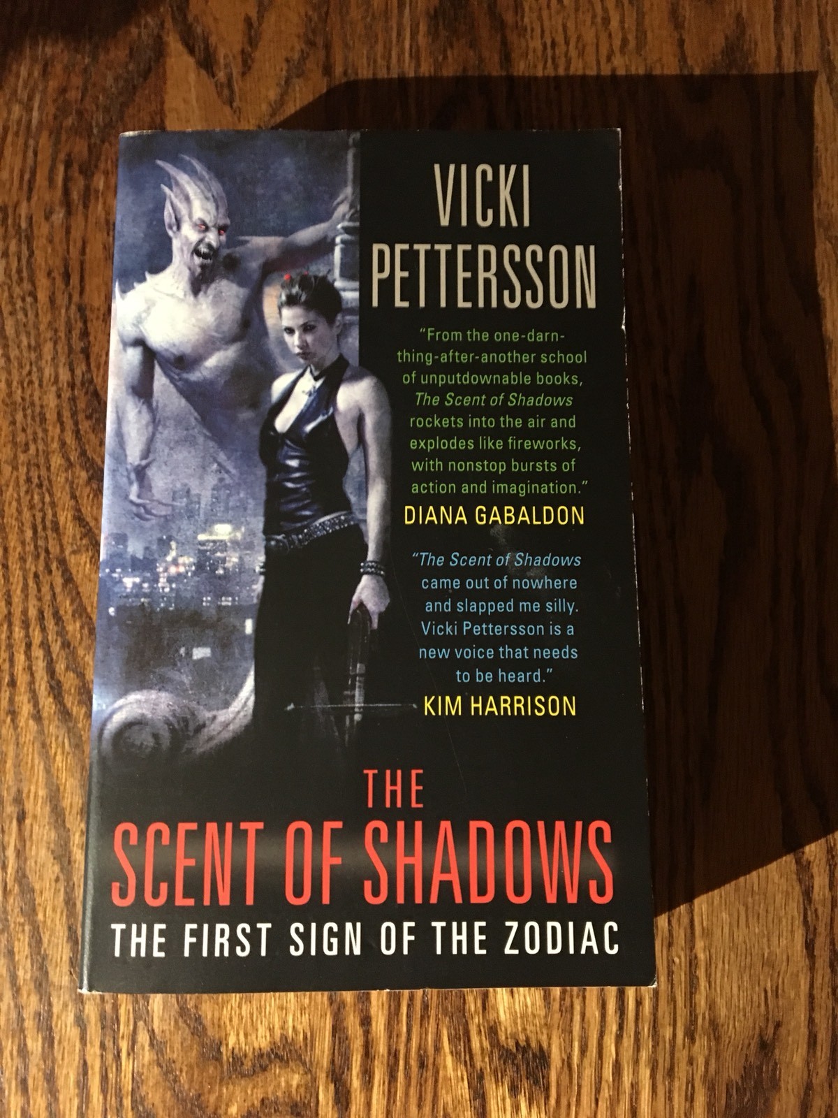 THE SCENT OF SHADOWS by Vicki Pettersson 2007 paperback SIGN OF ZODIAC ...