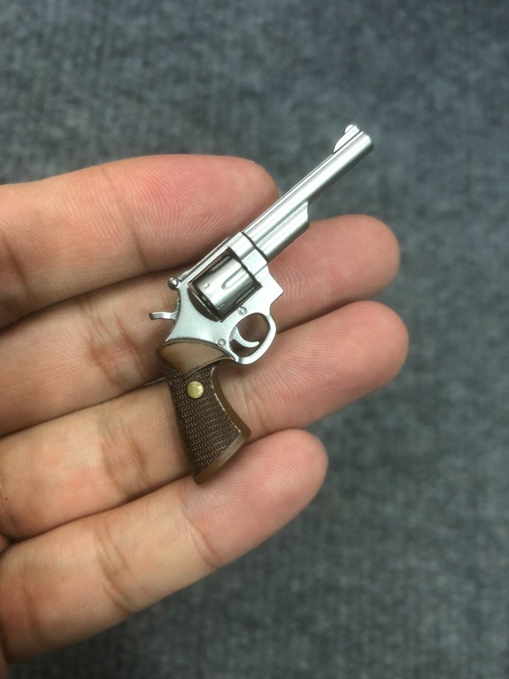 1/6 Hot Toys MMS238 The Terminator T-800 Battle Damaged Revolver for ...