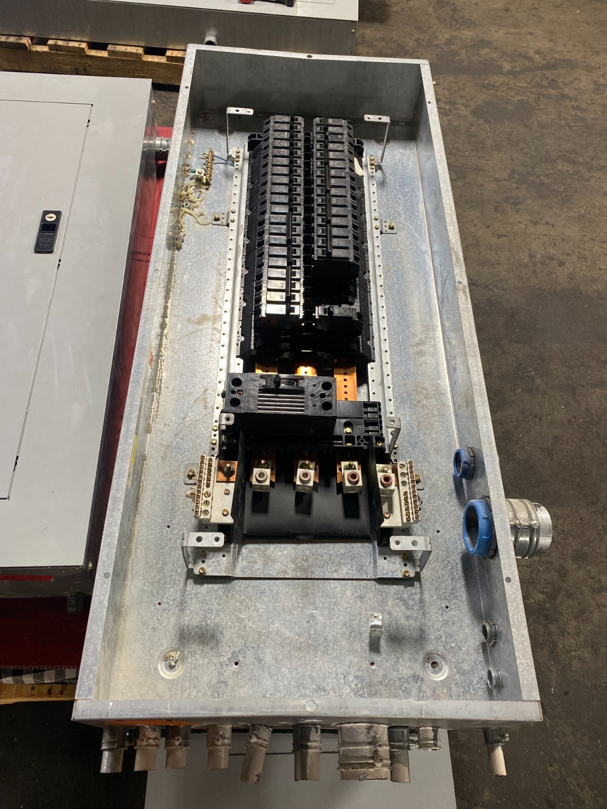 GE AQF3422MBX Panelboard 225 AMP 208Y/120V 3 Phase 4W 42 Circuit THQB ...