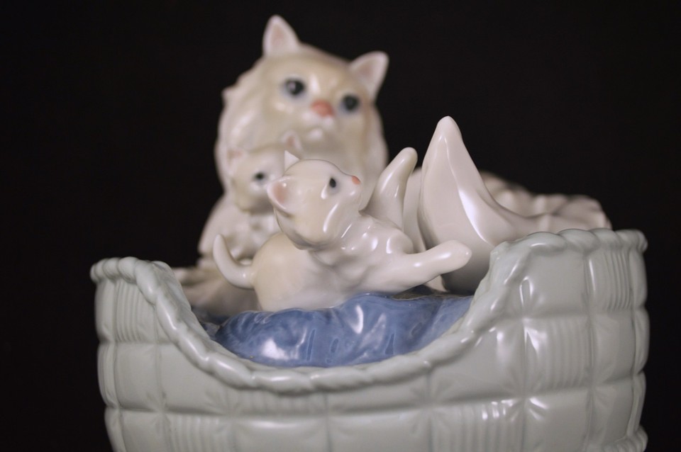 Lladro Figurine #6652 Kitty Care Cats Family Cat Mom with Kittens in ...