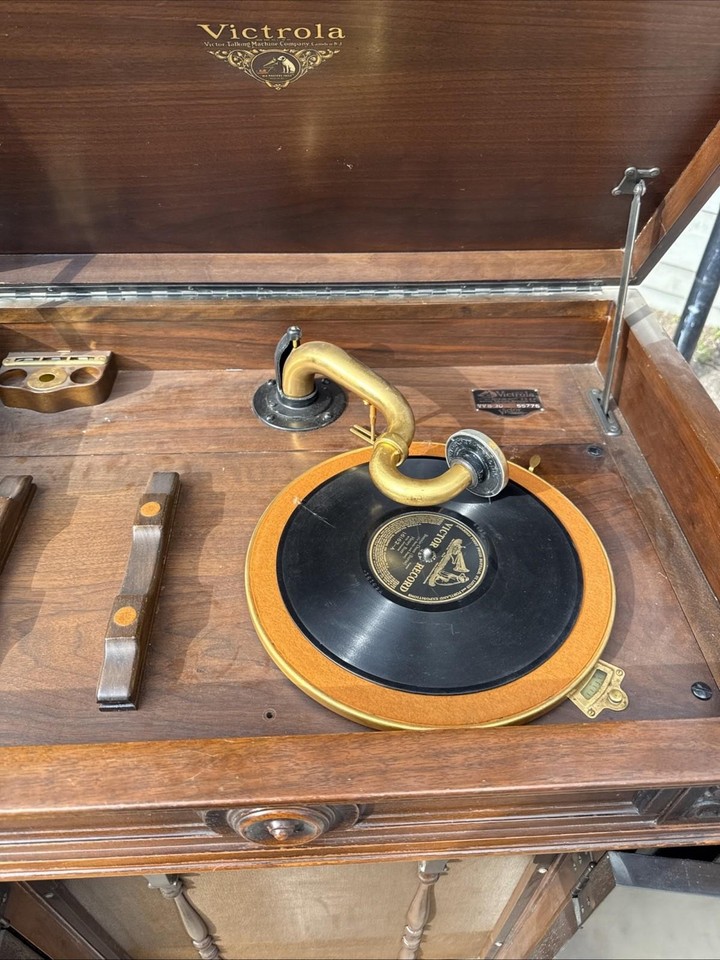 Victrola Credenza 4 Door Phonograph. Record Player W/ Records VV 8- 30 ...