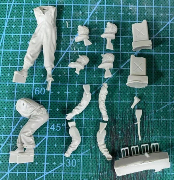 1/35 Resin Figure Model Kit US Soldiers Tank Crew Tankers Fuel Can WW2 ...