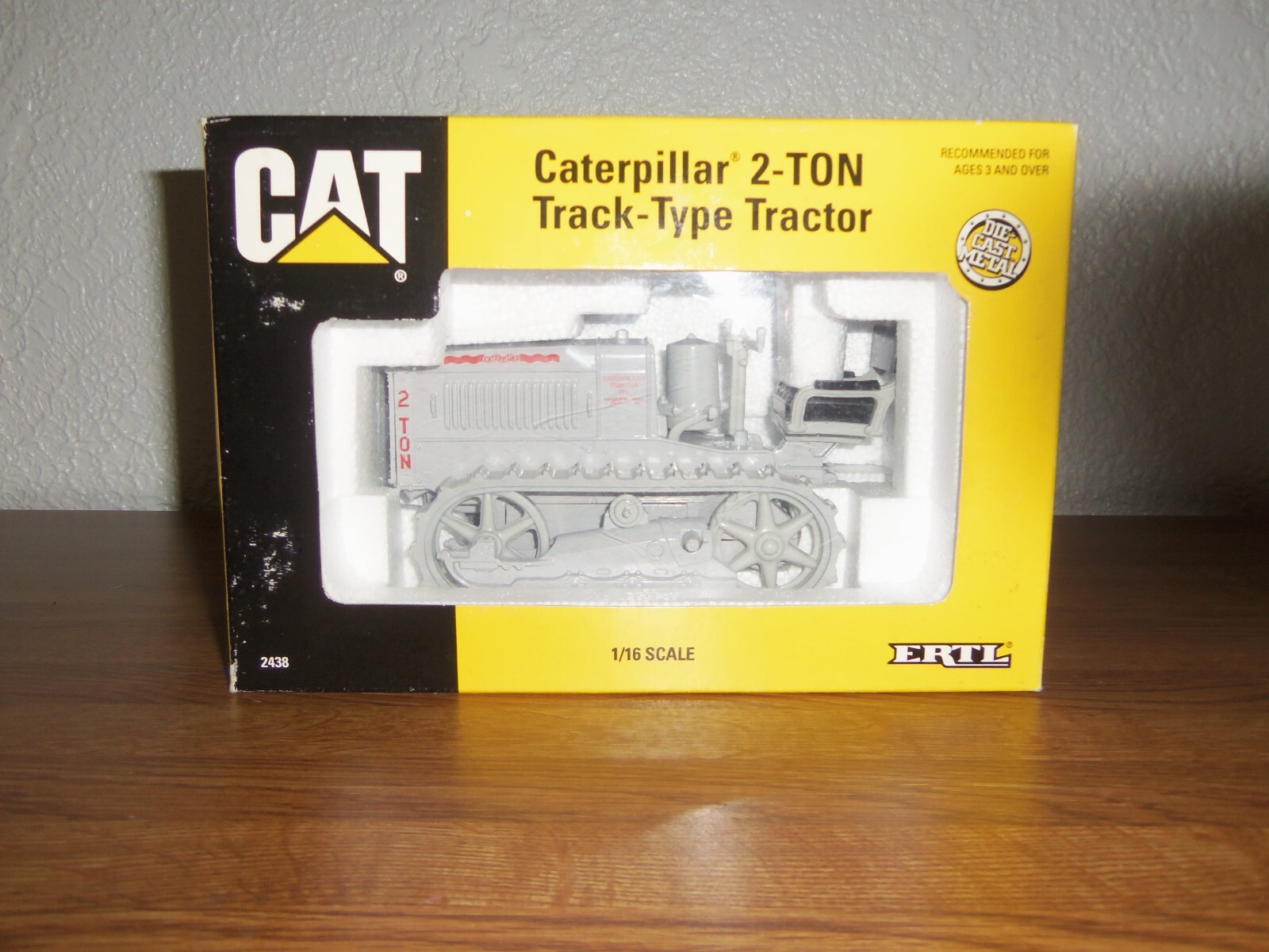 Ertl Cat Caterpillar 2-ton Track Type Tractor 2438 1/16 for sale online ...