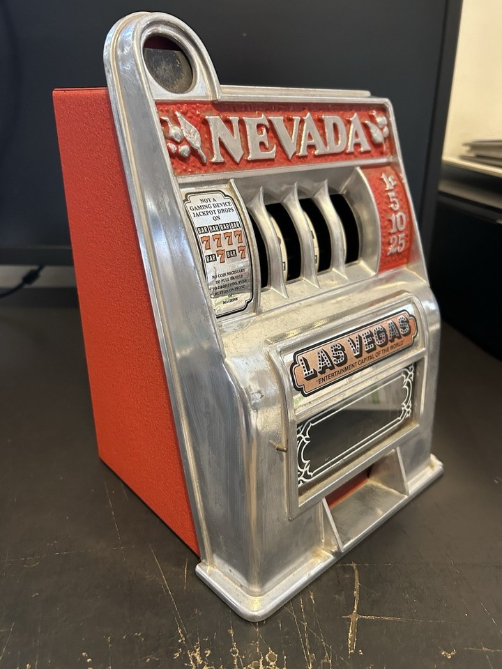 VINTAGE 1960s NEVADA LAS VEGAS WORKING METAL MINI SLOT MACHINE TOY ...