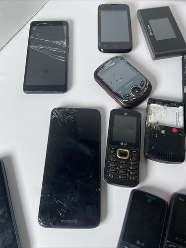 lot of 25 Old cell phones Motorola Alcatel LG Some Chargers Includ For ...