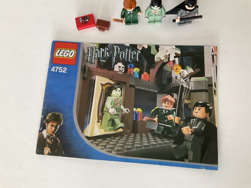 LEGO (4752) Harry Potter: Professor Lupin's Classroom. Mini figures and ...