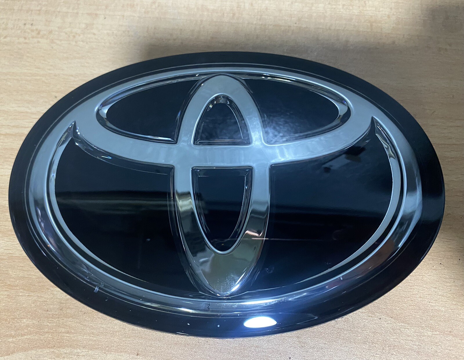 toyota grill emblem/logo CAMRY,AVALONE,RAV4,SIENNA 2018/2019/2020 | eBay