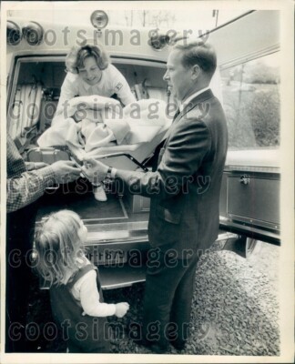 1970 Liberty Corners NJ Kienast Quintuplets Come Home by Ambulance ...