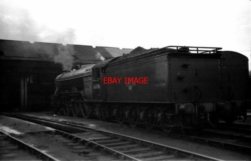 PHOTO LNER GRESLEY A3 PACIFIC 60096 'PAPYRUS' STANDS IN EDINBURGH'S ...