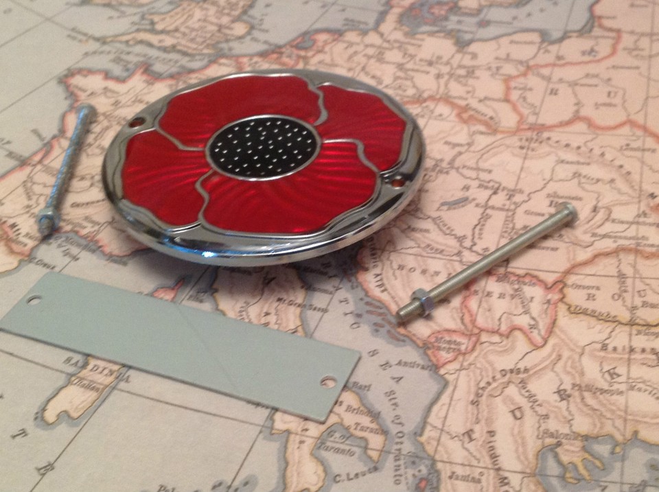 Rojo Esmaltada Amapola Reja Coche Emblema Con Reja Accesorios Británico ...