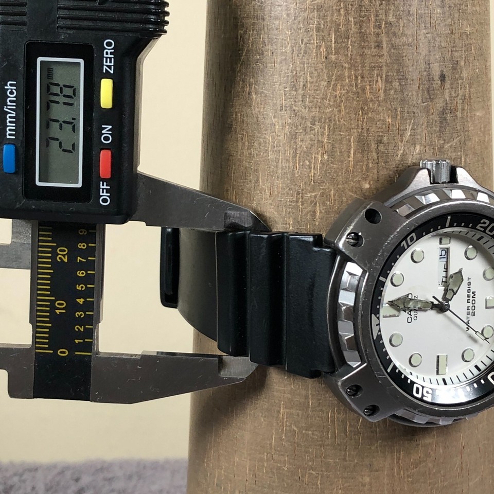 Vintage Casio Men MD-703 Diver Day Date Black Rubber Quartz Analog 41mm ...