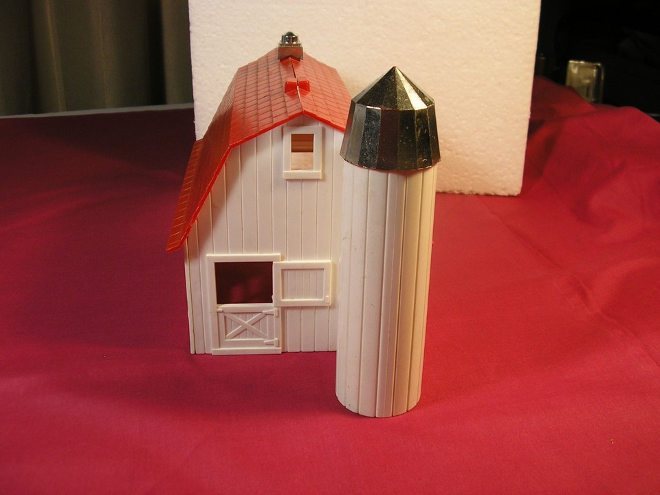 Lot of O/O27: Plasticville Houses, Barn, Pond, Billboard Signs, Bridges ...
