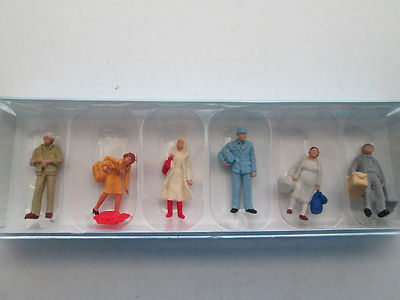 Preiser (HO 1:87) Passengers Boarding the Train #14133 | eBay
