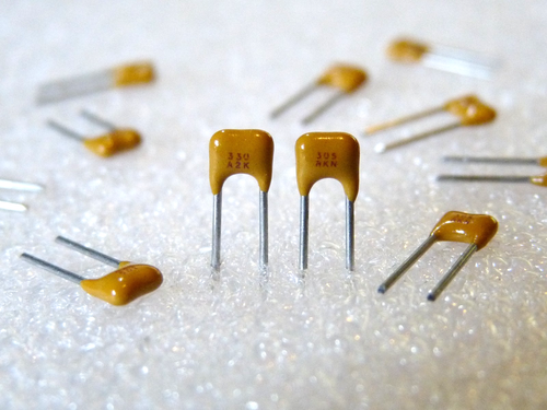 10x 33pF 200V C0G NP0 10% Condensateur céramique MLCC AVX SR15 radial 2 ...
