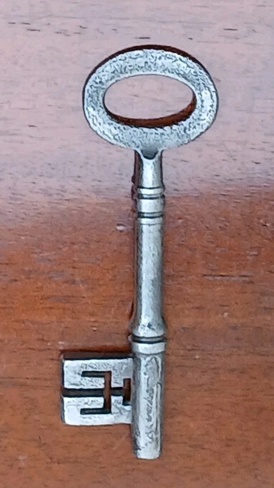 LARGE ANTIQUE IRON DOOR KEY 13cm | eBay UK