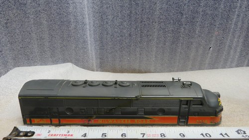 LIONEL POSTWAR O MILWAUKEE F3 ENGINE SHELL AS IS SCRAPE / NOSE CRACK ...