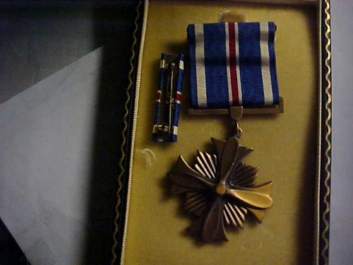 WW 2 DISTINGUISHED FLYING CROSS IN CASE WITH RIBBON BAR AND LAPEL PIN ...