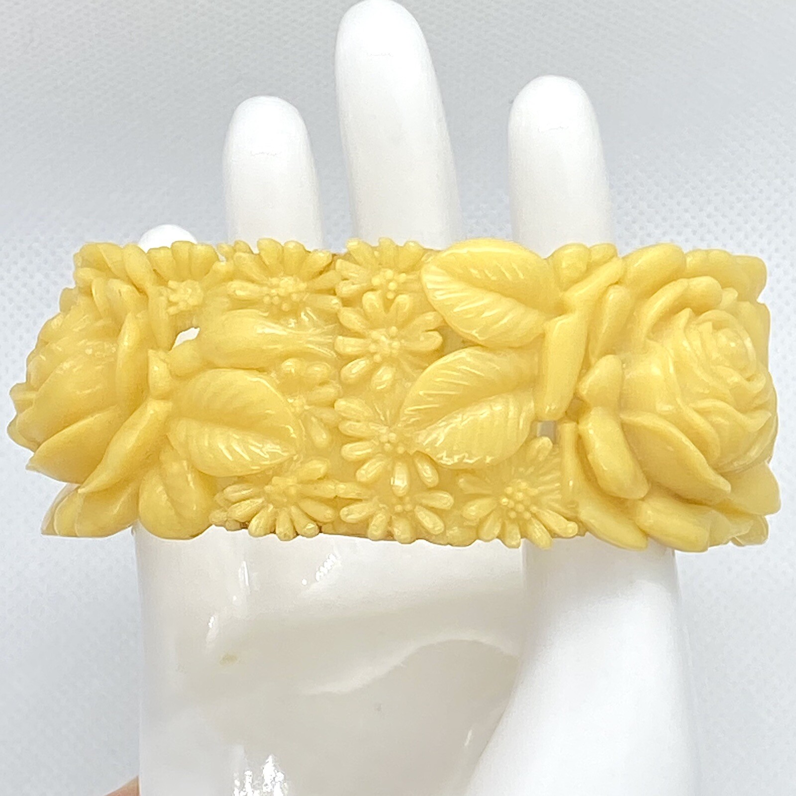 VINTAGE WIDE CELLULOID PLASTIC BANGLE BRACELET - FLOW… - Gem